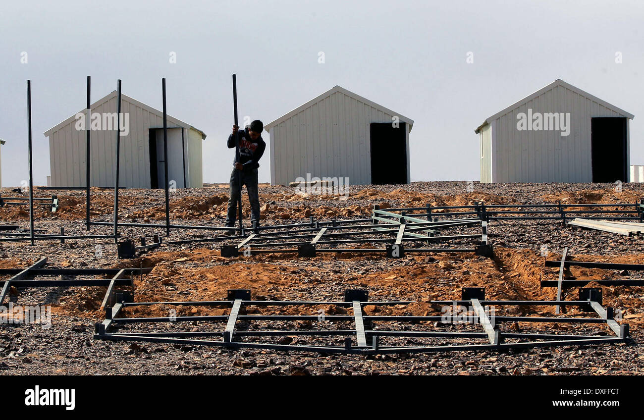 (140325) -- Amman, March 25, 2014 (Xinhua) -- A Jordanian worker ...