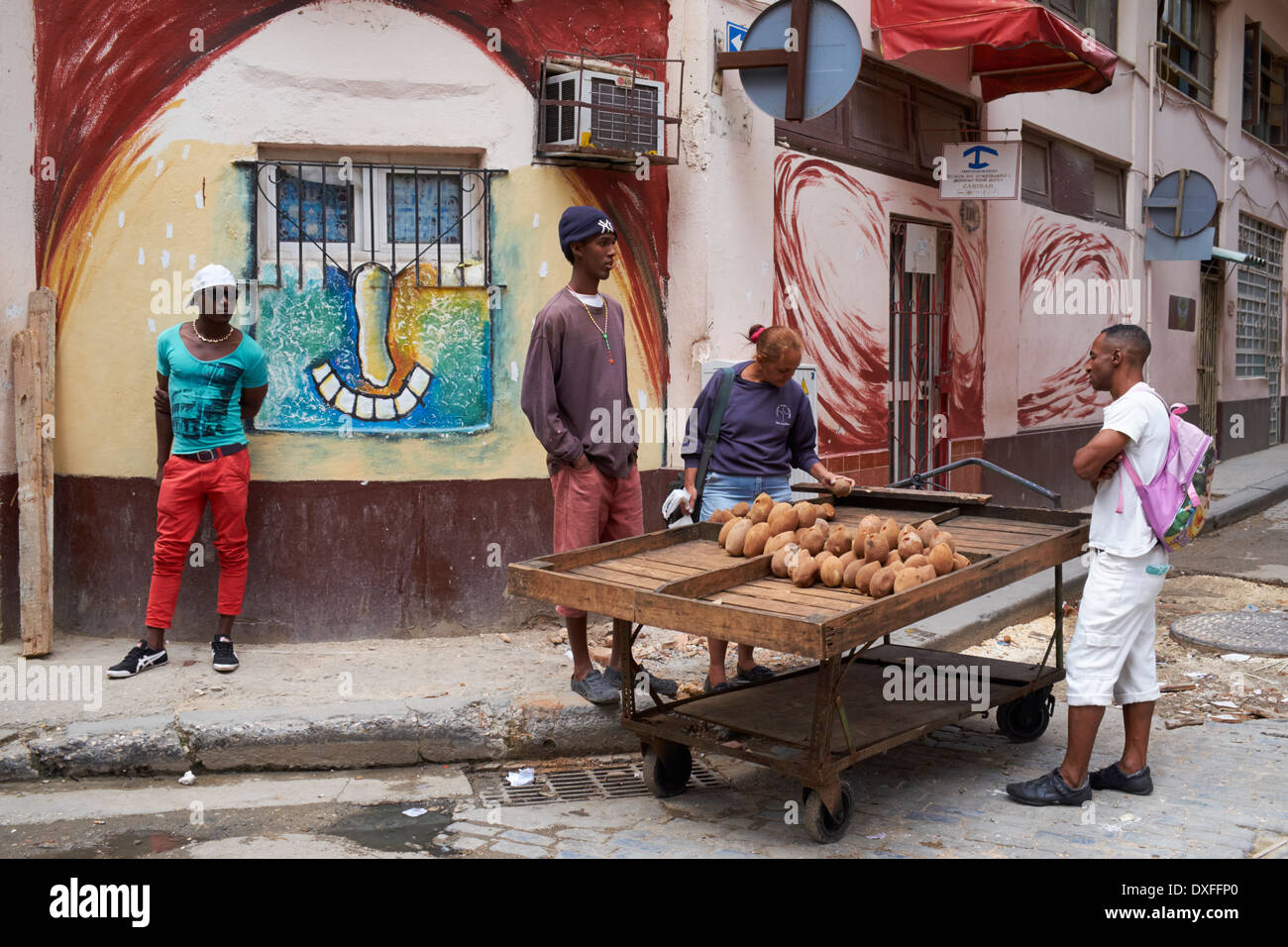 Street traders in old Havana, Cuba Stock Photo - Alamy