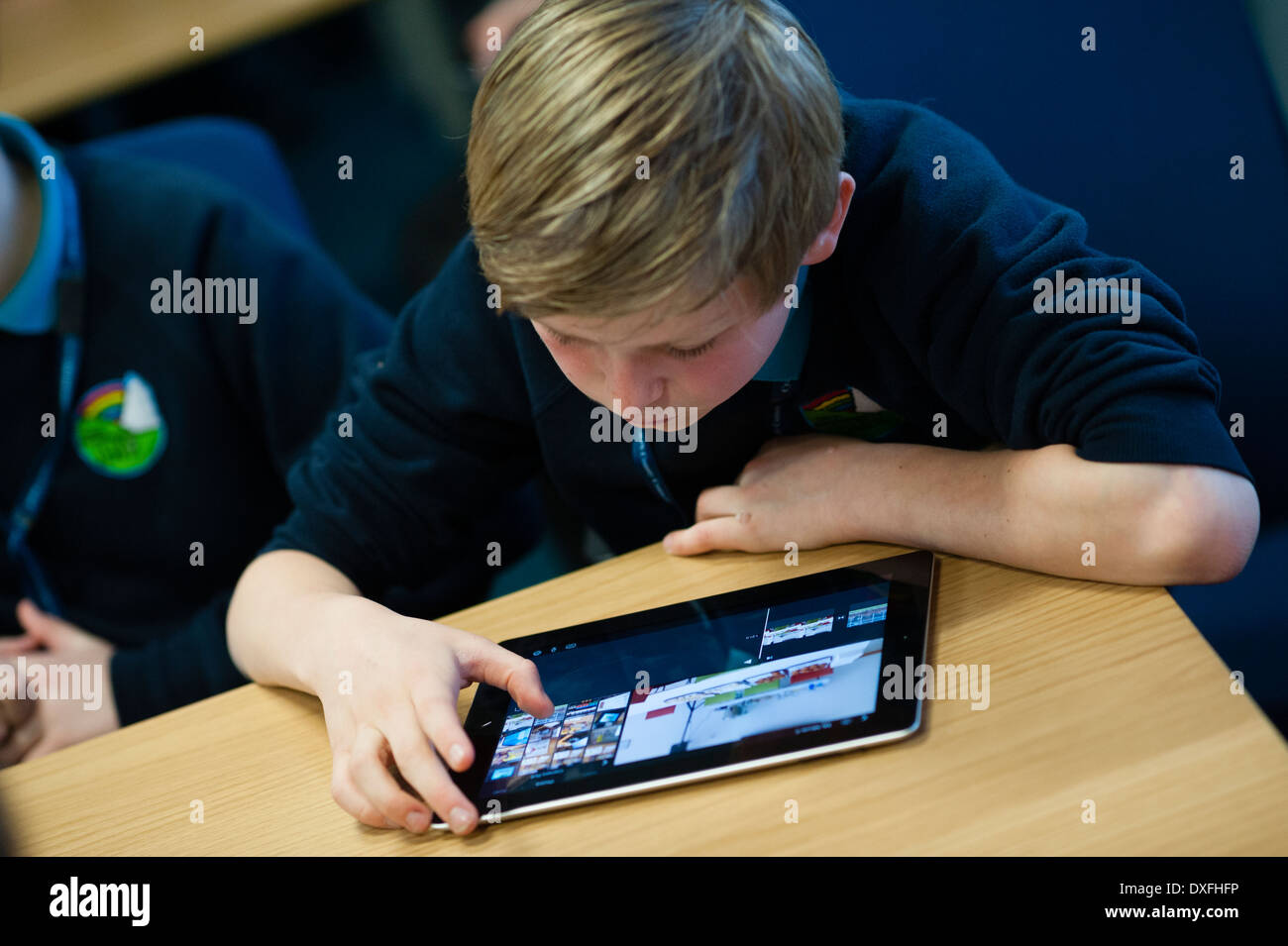 Primary school pupils using computers hi-res stock photography and ...