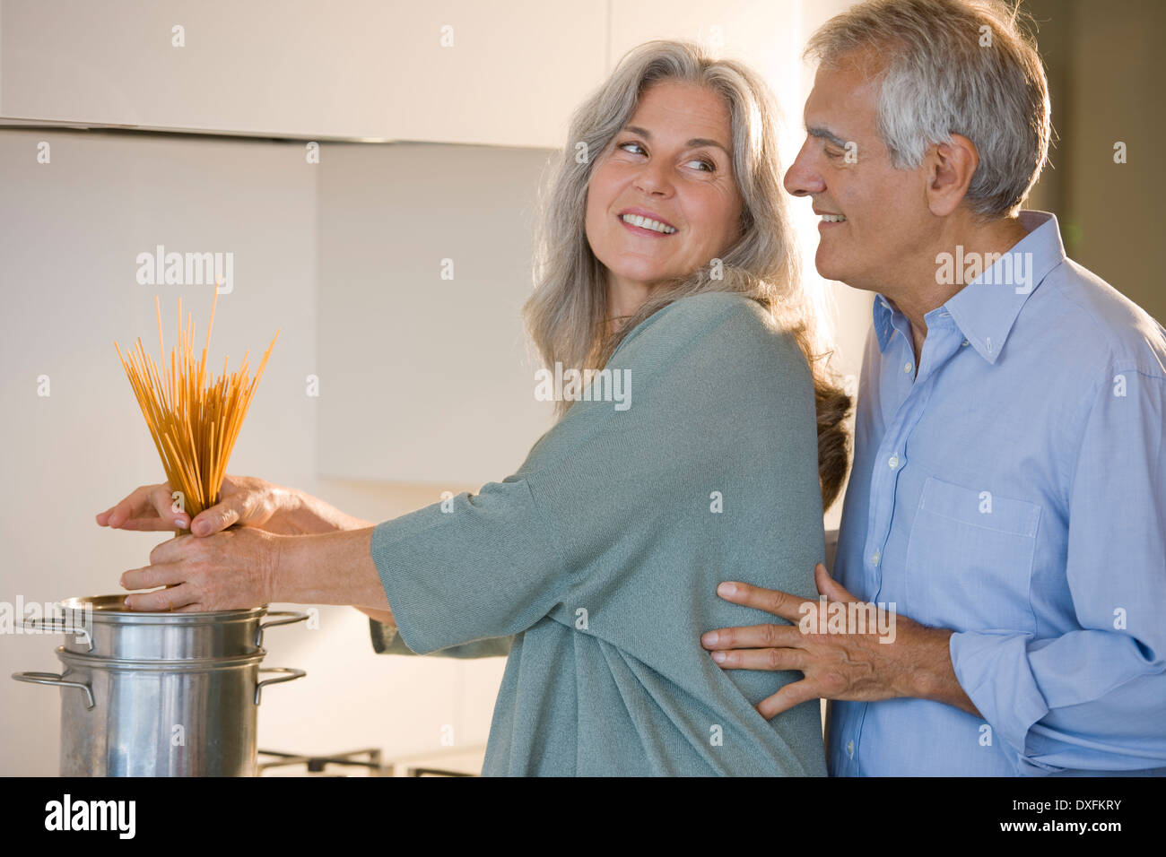 Man woman sharing spaghetti hi-res stock photography and images - Alamy
