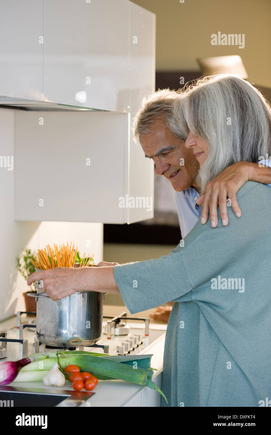 Man woman sharing spaghetti hi-res stock photography and images - Alamy