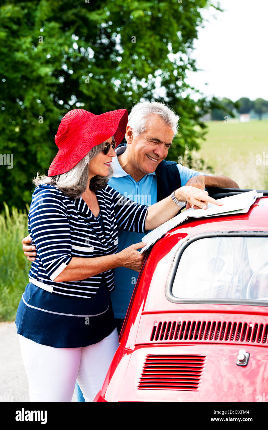 50 60 couple car hi-res stock photography and images - Alamy