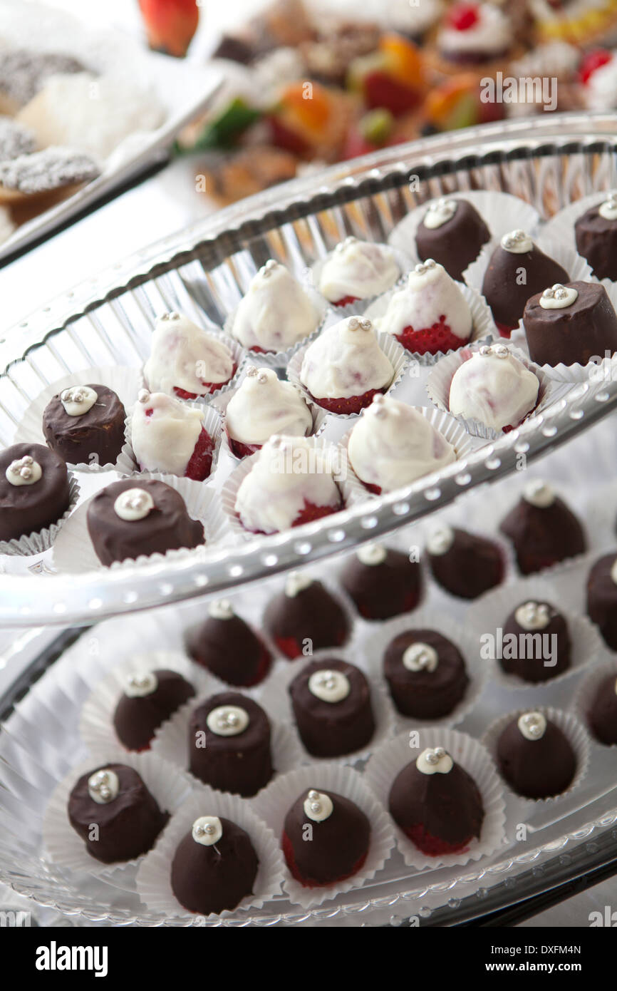 Chocolate tier wedding cake hi-res stock photography and images - Alamy