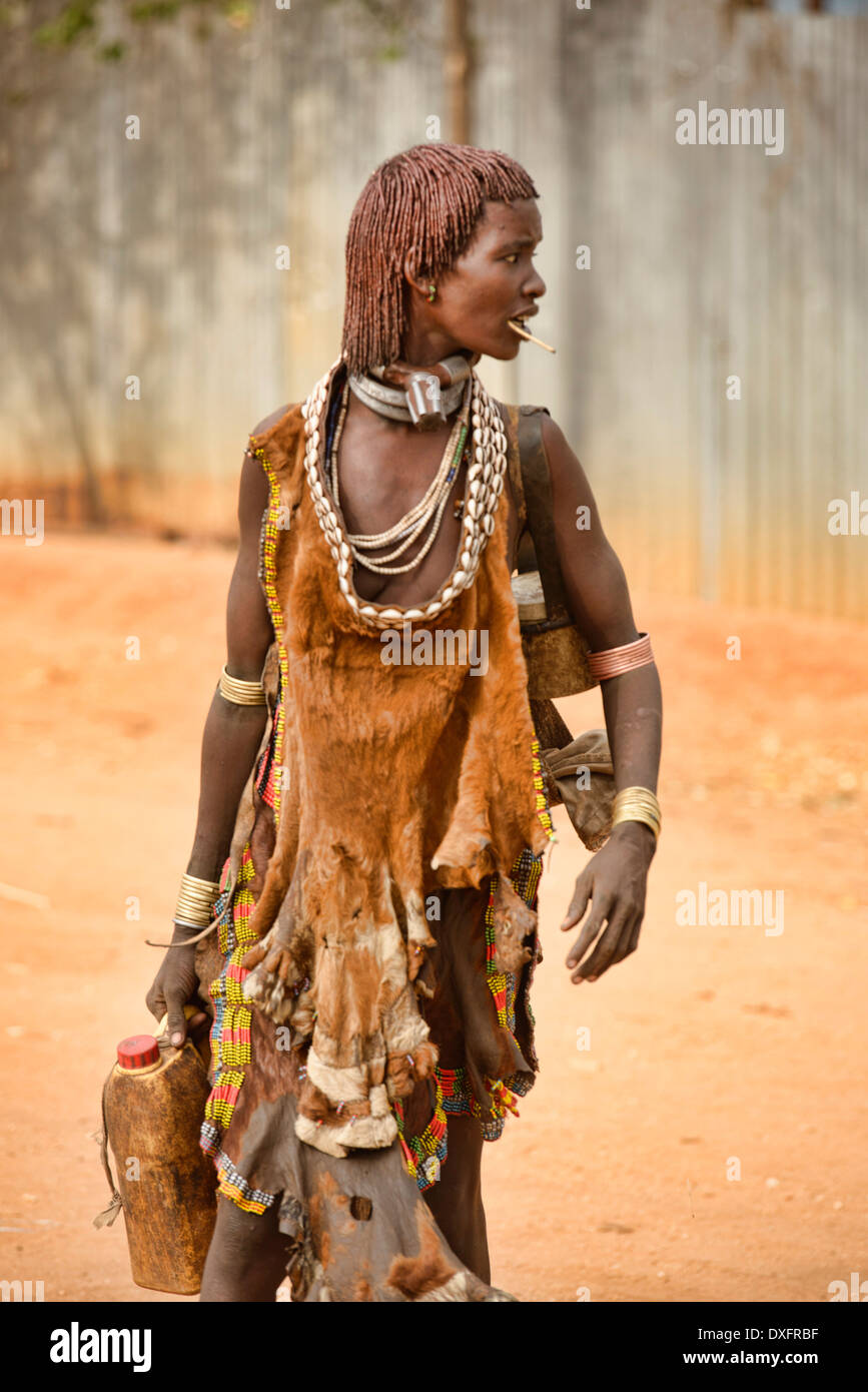 Hamer woman in the Dimeka market in the Omo Valley, Ethiopia Stock ...