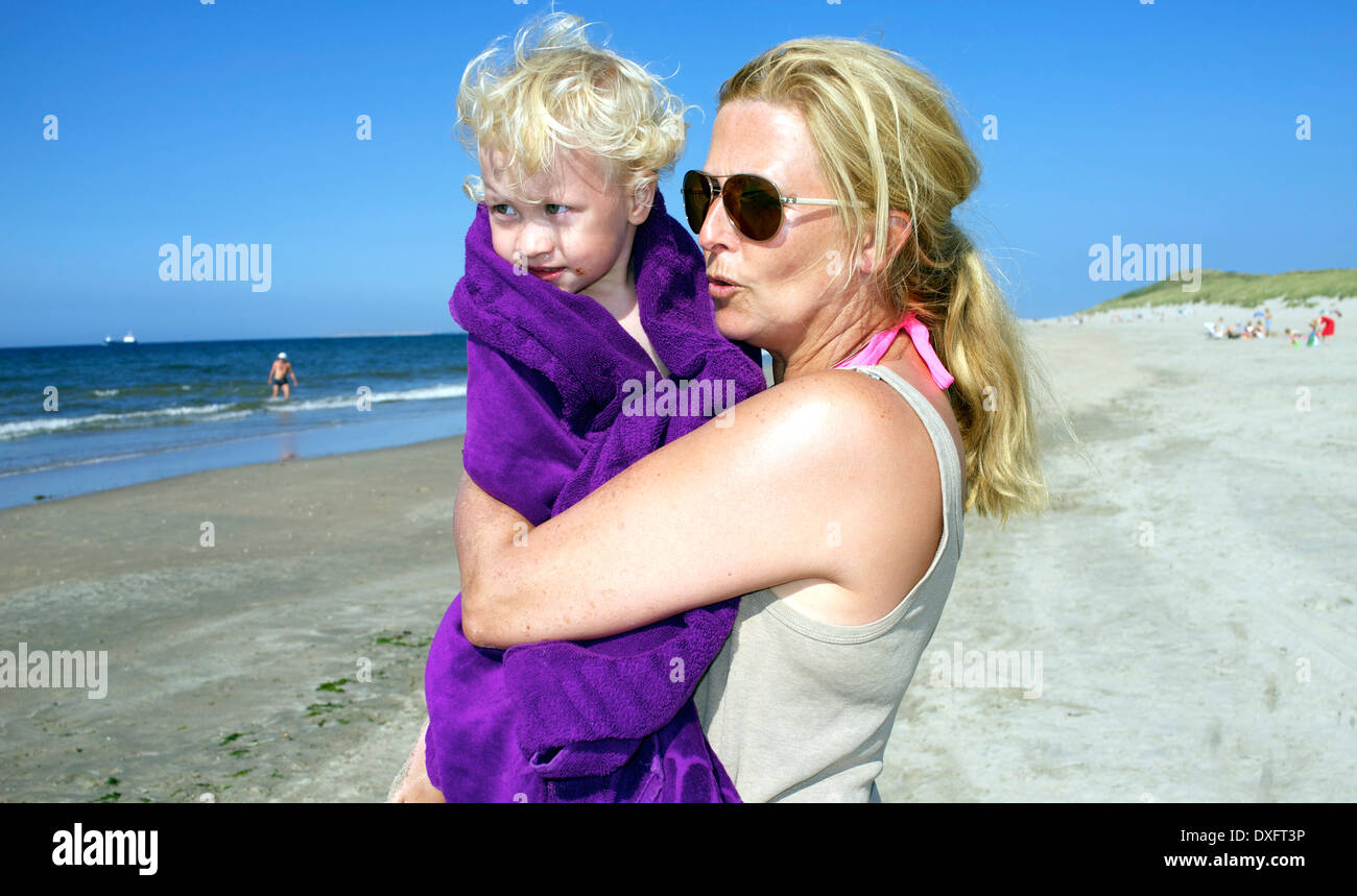 Family on beach holiday hi-res stock photography and images - Alamy