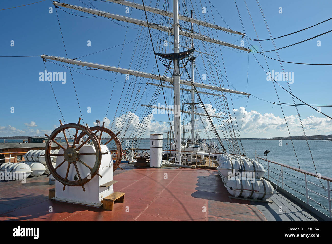 Forecastle ship hi-res stock photography and images - Alamy