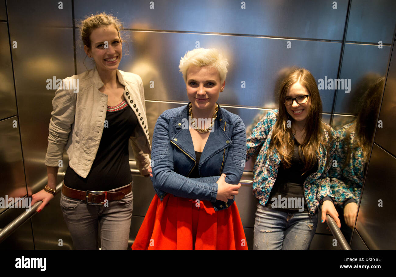 Berlin, Germany. 25th Mar, 2014. Musicians Natalie Ploeger (L-R), Ela ...