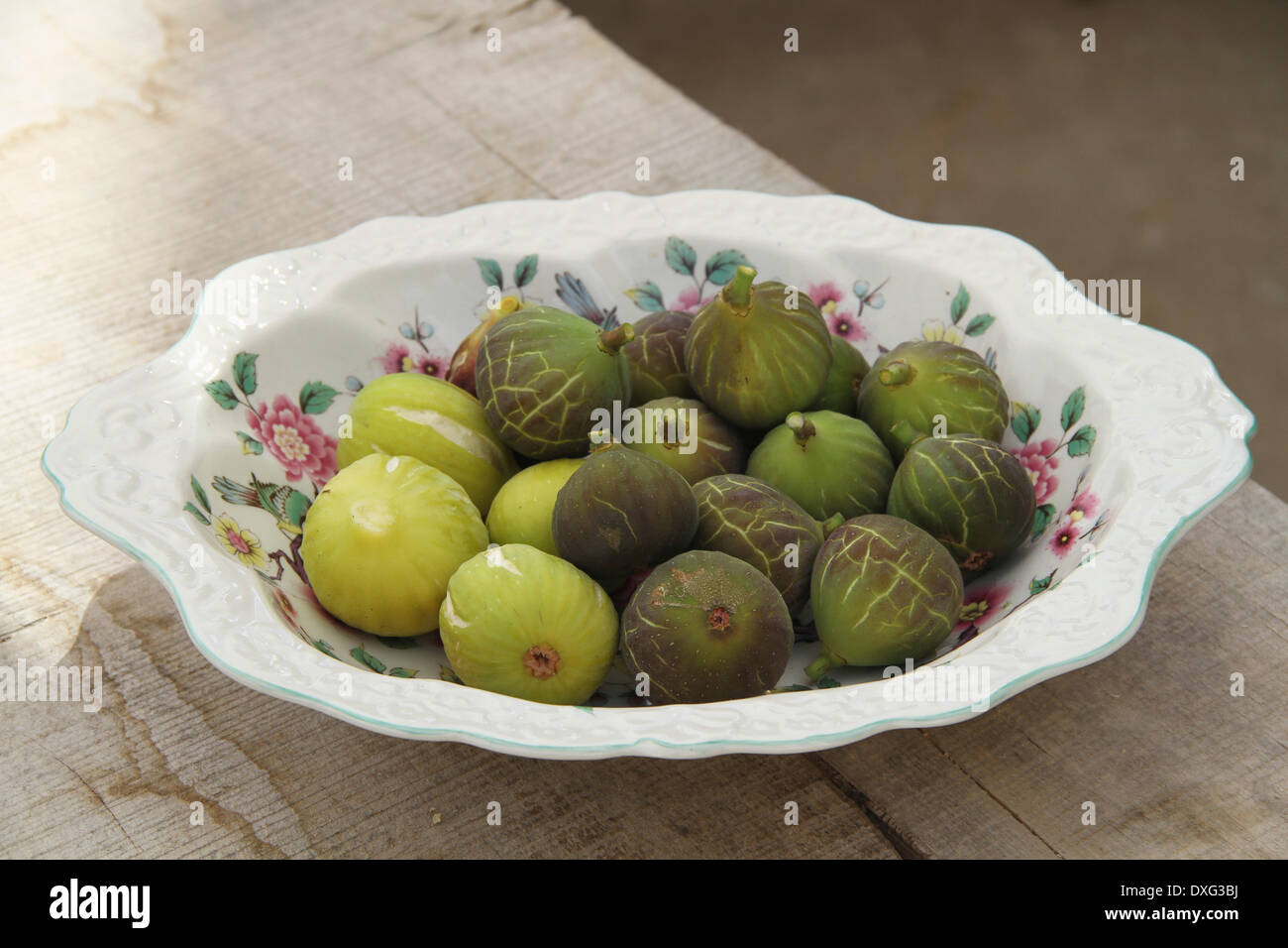 Freshly Picked Figs In A Bowl Stock Photo - Alamy