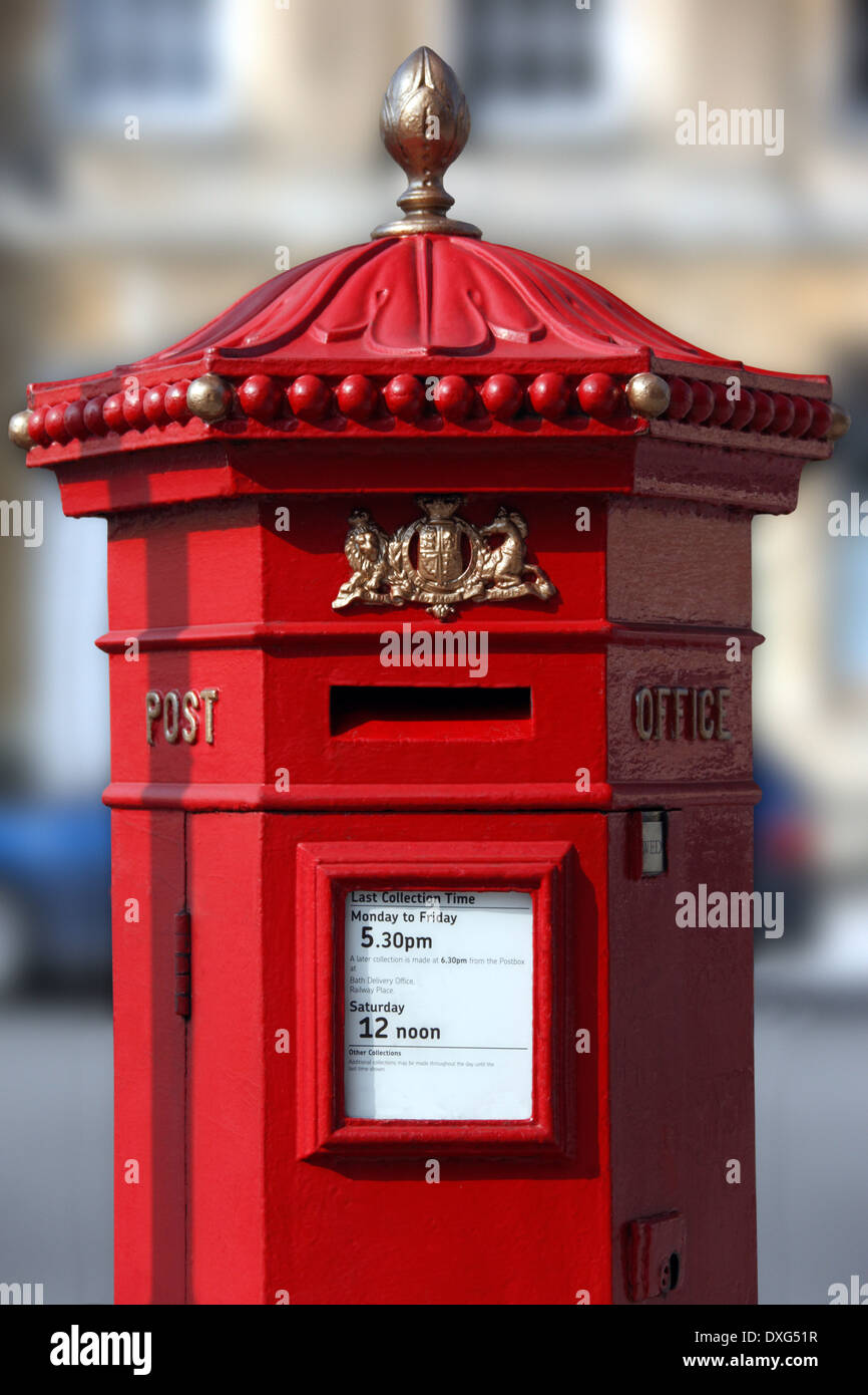 British post box hi-res stock photography and images - Alamy