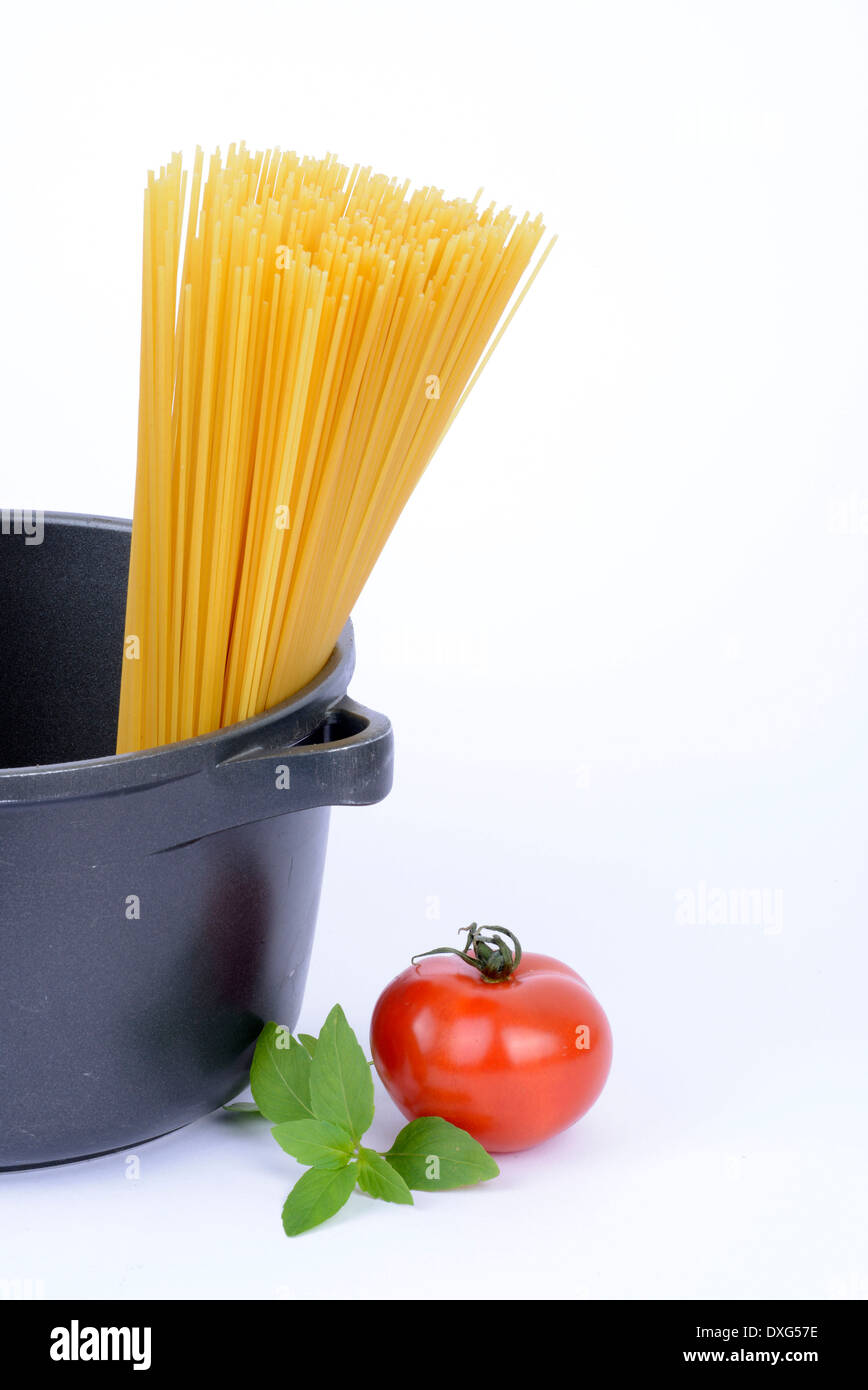 Spaghetti noodles / Spaghettini, pot, pasta, tomato Stock Photo - Alamy