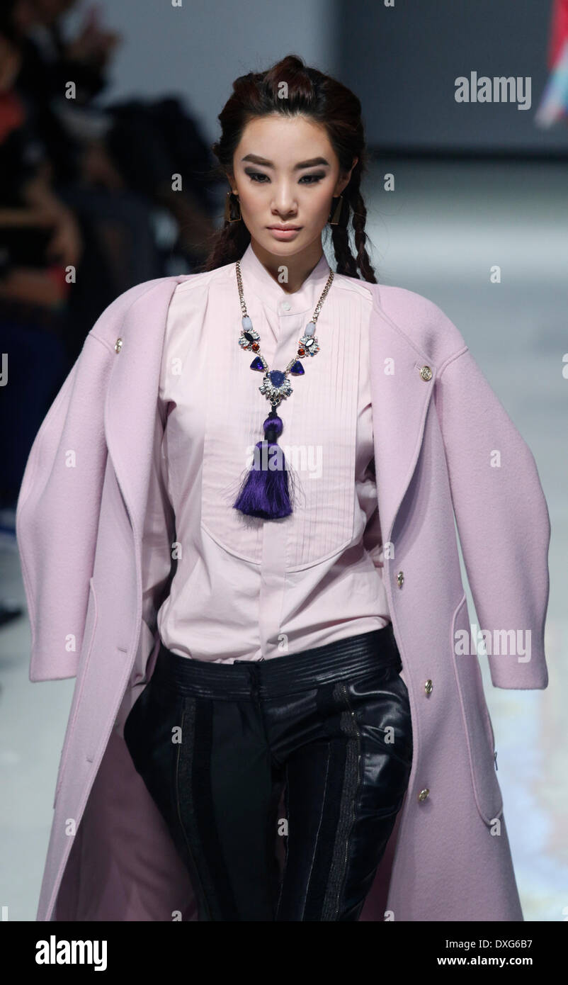 Kwak hyun joo fashion show hi-res stock photography and images - Alamy