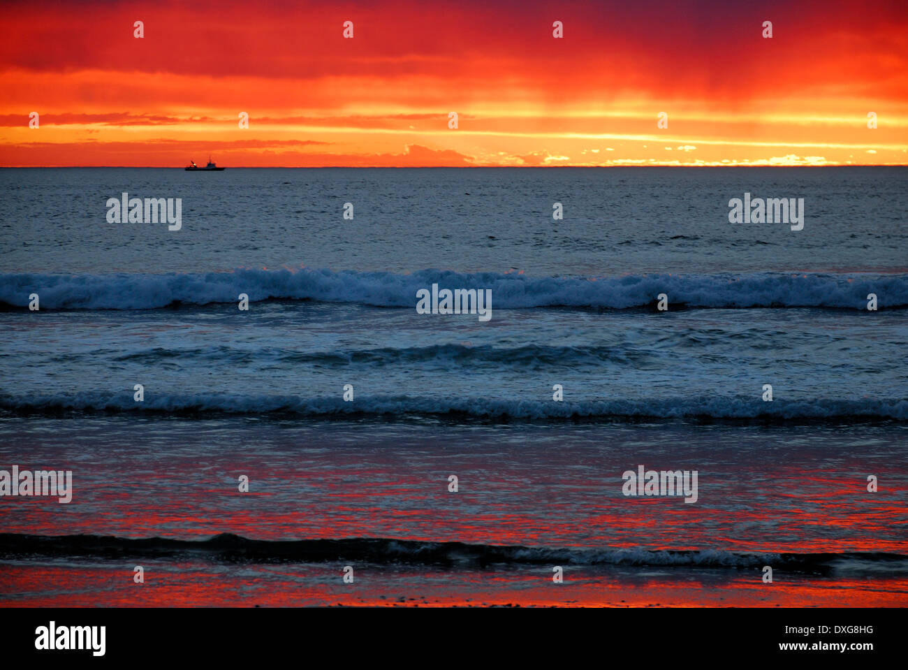 Llandudno beach sunset cape town hi-res stock photography and images ...
