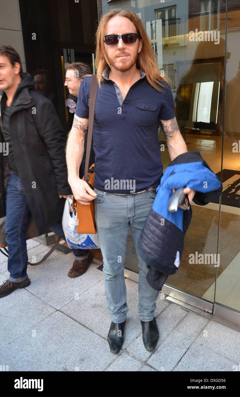 Tim Minchin Jesus Christ Superstar cast leaving their hotel ahead of ...