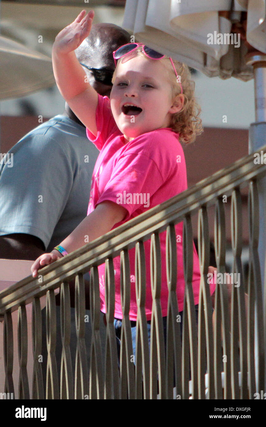 Here Comes Honey Boo Boo Star Alana Thompson And Her Mother Mama