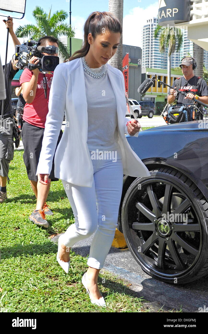 Kim Kardashian and Jonathan Cheban seen taking Kim's cat Mercy to the ...