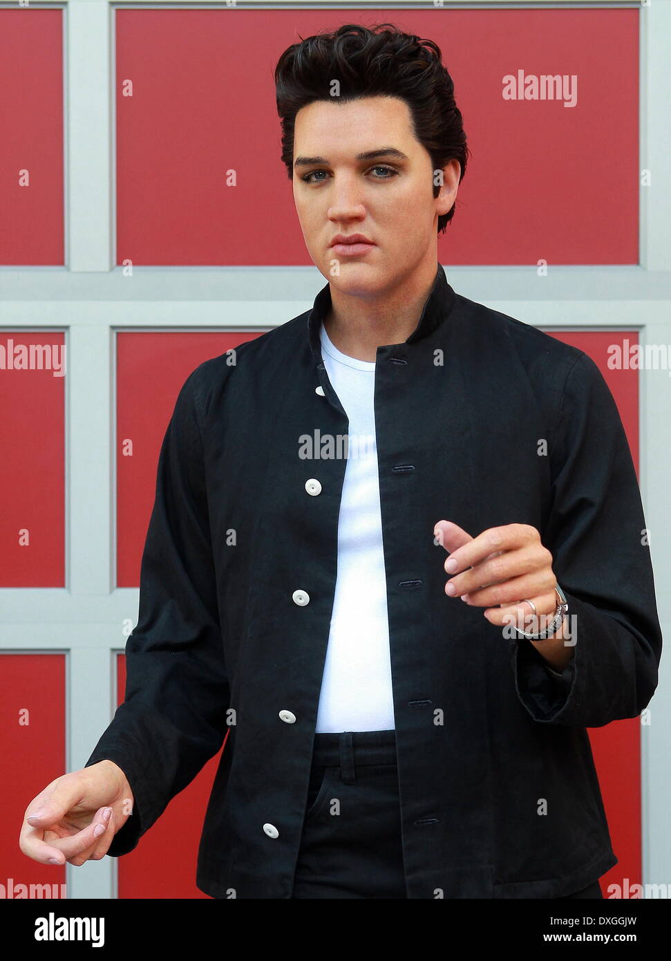 Elvis Presley Wax Figure Madame Tussauds Hollywood unveils a wax figure ...