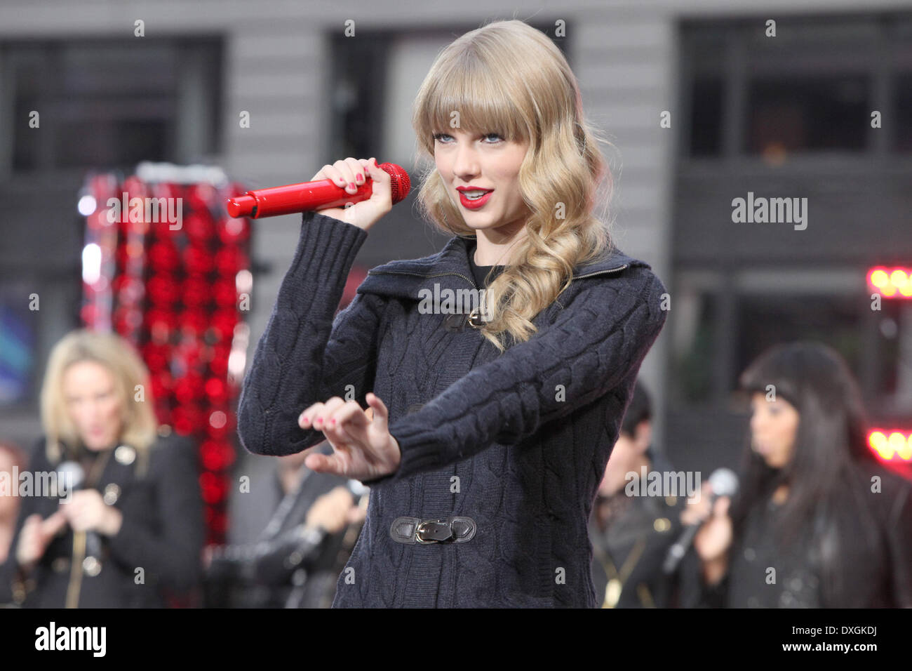 Taylor Swift performs in Times Square on ABC's 'Good Morning America ...