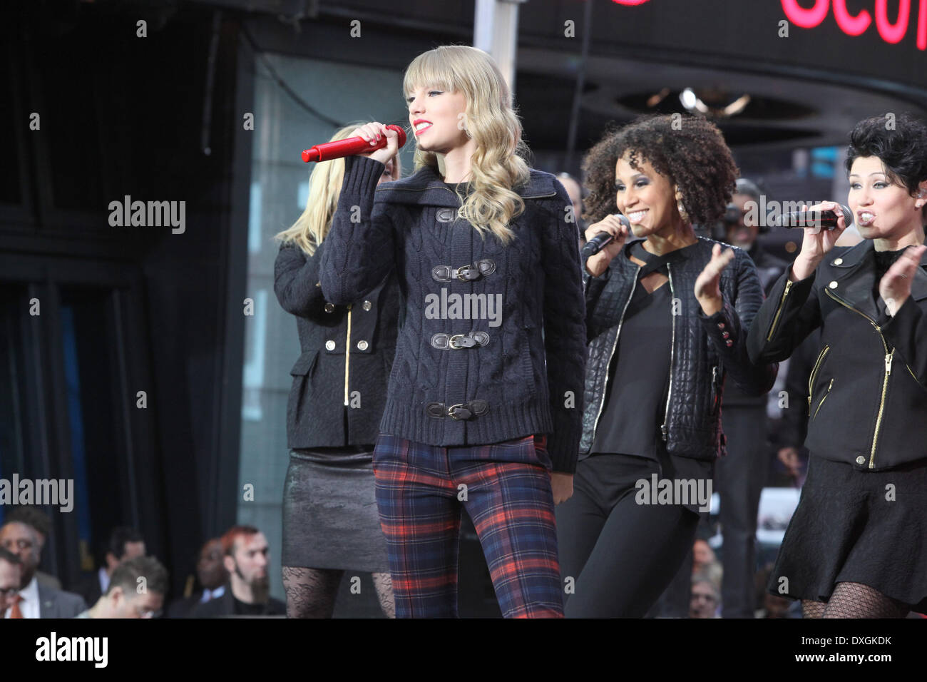 Taylor Swift performs in Times Square on ABC's 'Good Morning America ...