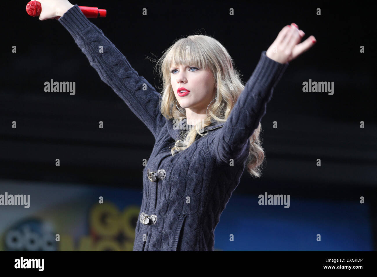 Taylor Swift performs in Times Square on ABC's 'Good Morning America ...