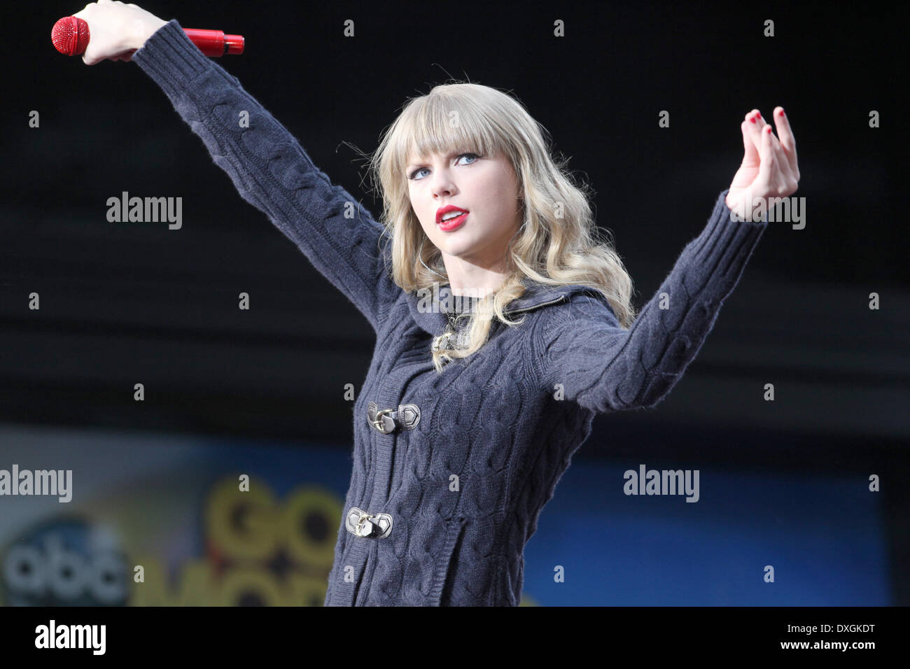 Taylor Swift performs in Times Square on ABC's 'Good Morning America ...