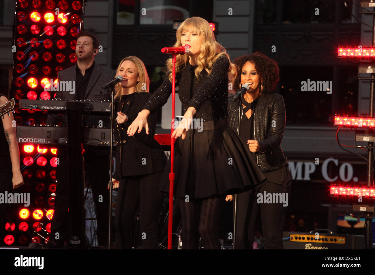 Taylor Swift performs in Times Square on ABC's 'Good Morning America ...