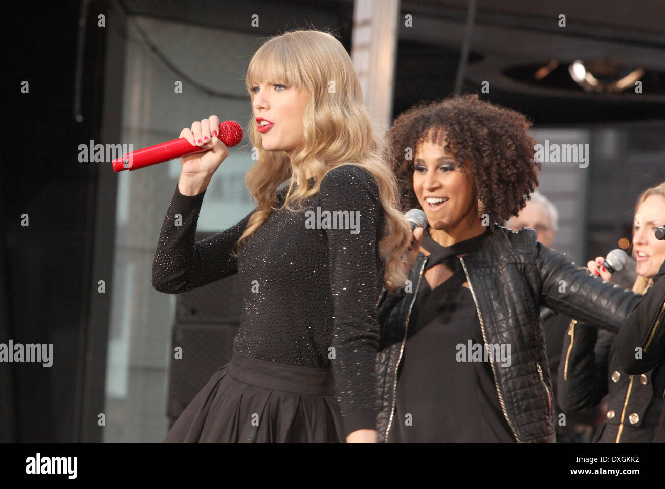 Taylor Swift performs in Times Square on ABC's 'Good Morning America ...