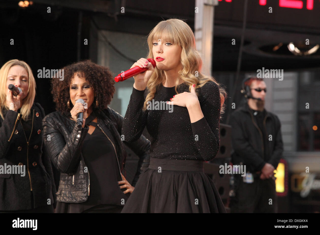 Taylor Swift performs in Times Square on ABC's 'Good Morning America ...