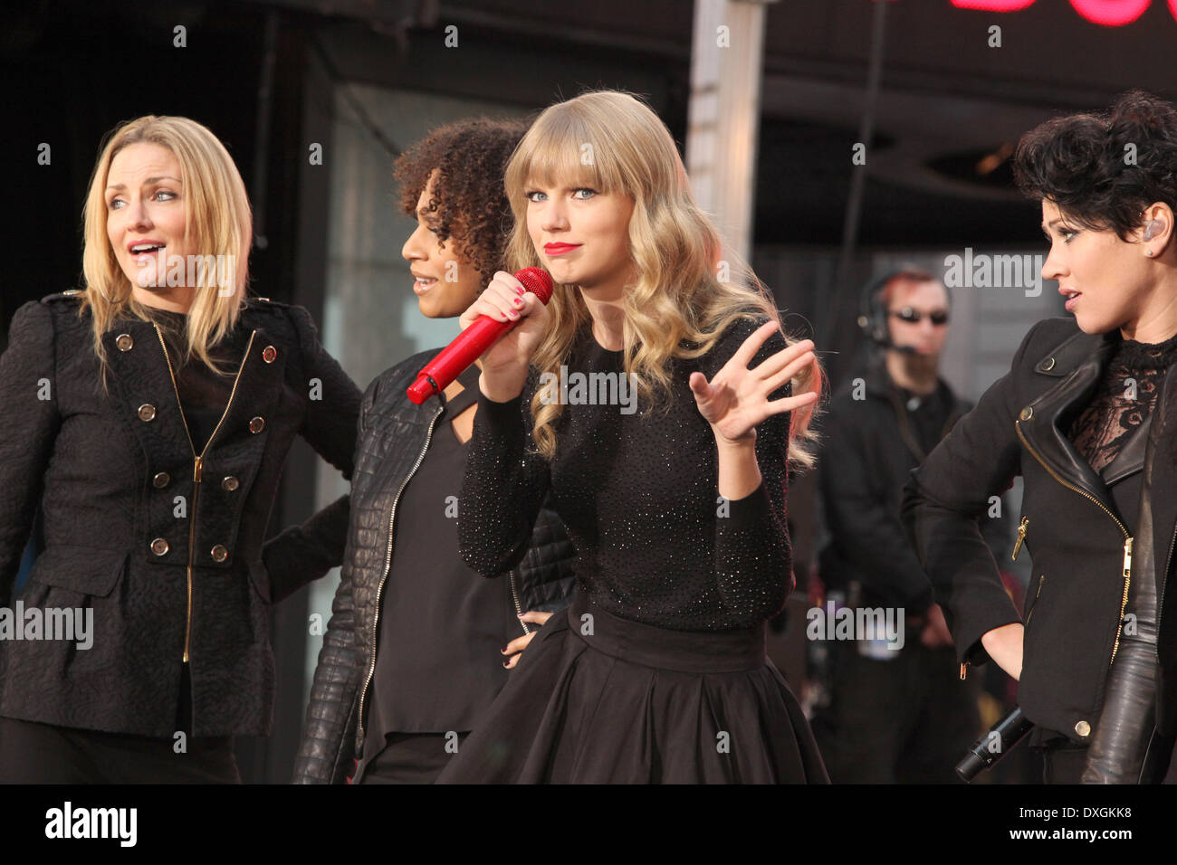 Taylor Swift performs in Times Square on ABC's 'Good Morning America ...