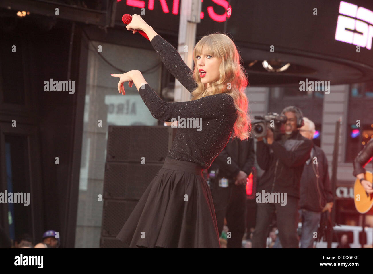 Taylor Swift performs in Times Square on ABC's 'Good Morning America ...