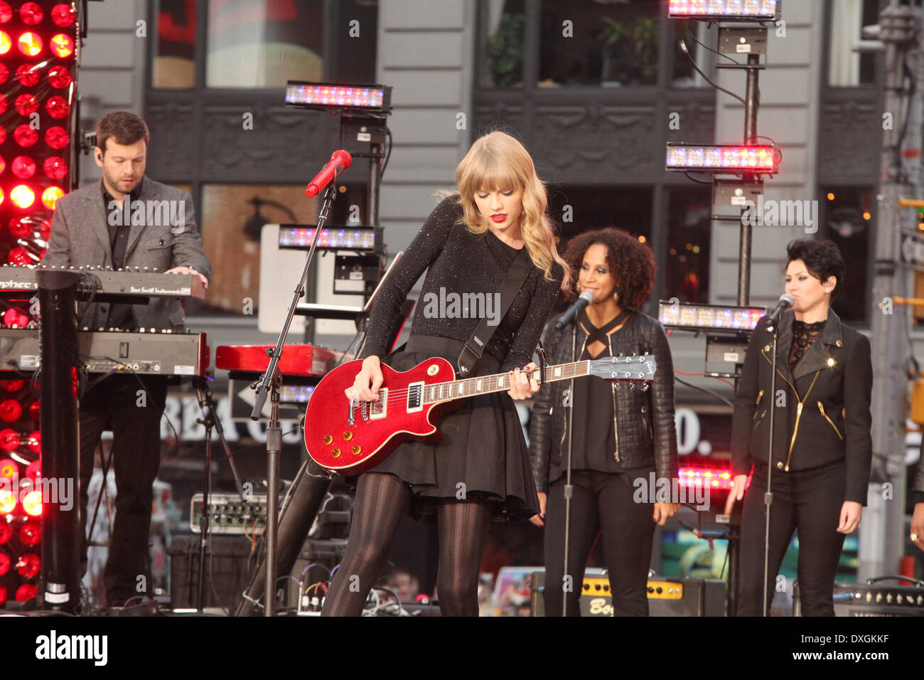 Taylor Swift performs in Times Square on ABC's 'Good Morning America ...