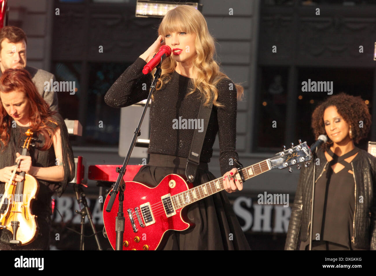 Taylor Swift performs in Times Square on ABC's 'Good Morning America ...