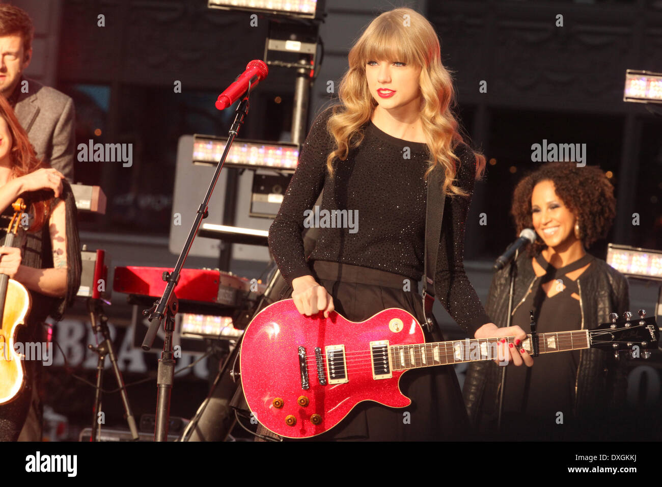 Taylor swift good morning america 2012 hi-res stock photography and ...