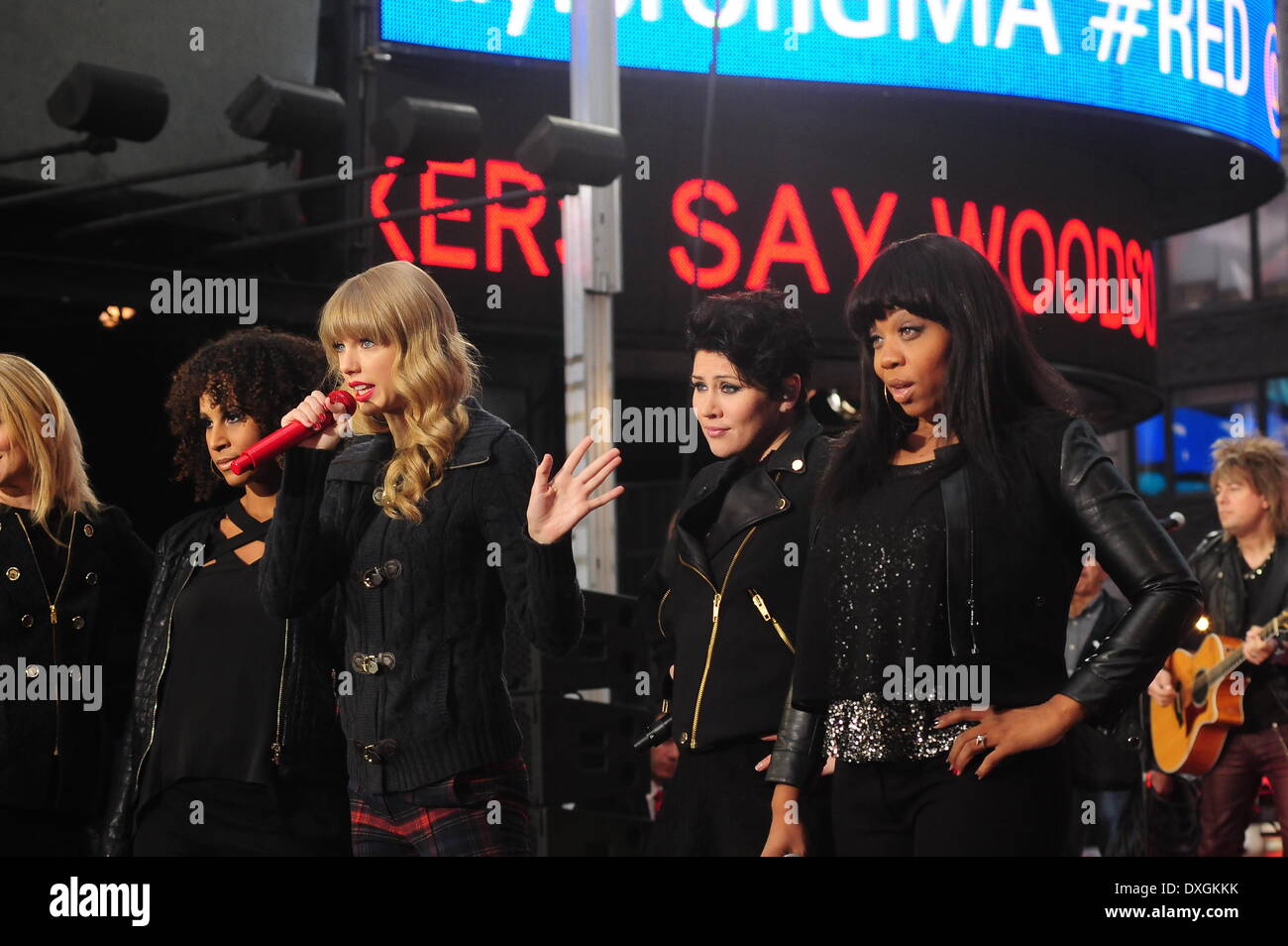 Taylor Swift performs in Times Square on ABC's 'Good Morning America ...
