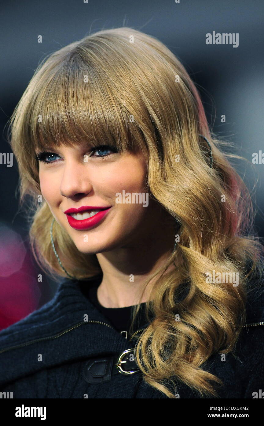 Taylor Swift performs in Times Square on ABC's 'Good Morning America ...