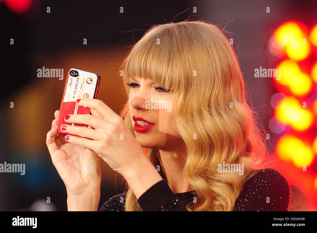 Taylor Swift performs in Times Square on ABC's 'Good Morning America ...