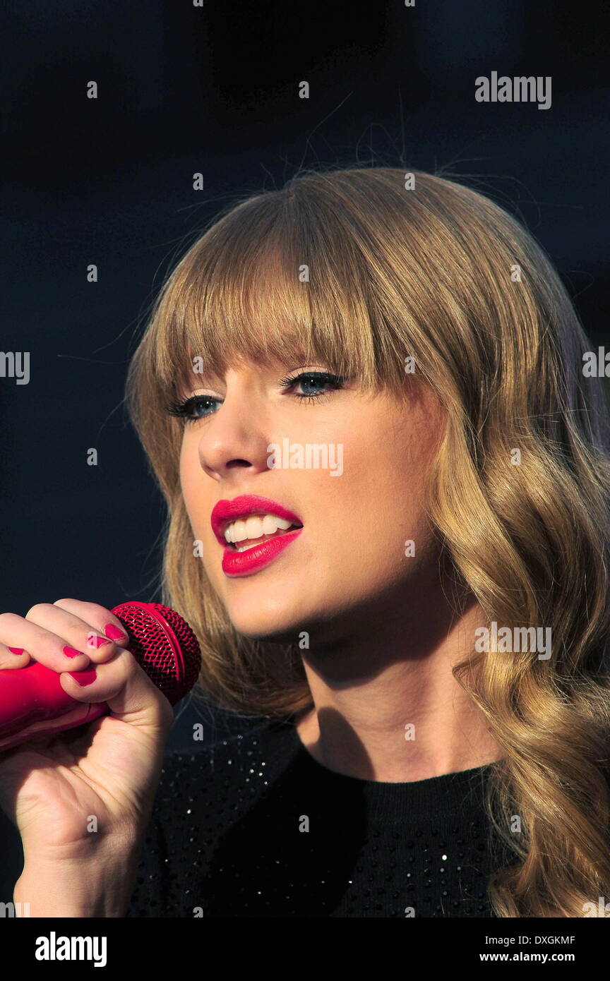 Taylor Swift performs in Times Square on ABC's 'Good Morning America ...