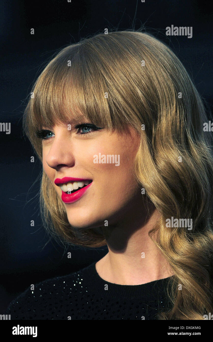 Taylor Swift performs in Times Square on ABC's 'Good Morning America ...