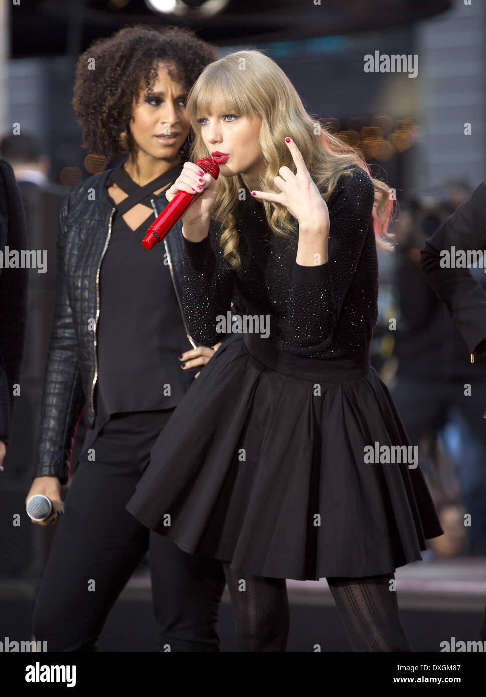 Taylor Swift performs in Times Square on ABC's 'Good Morning America ...