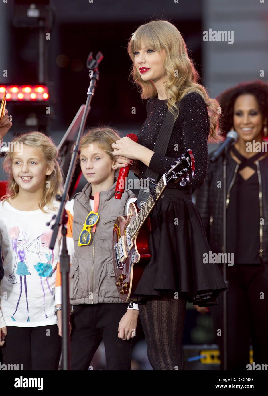 Taylor Swift performs in Times Square on ABC's 'Good Morning America ...