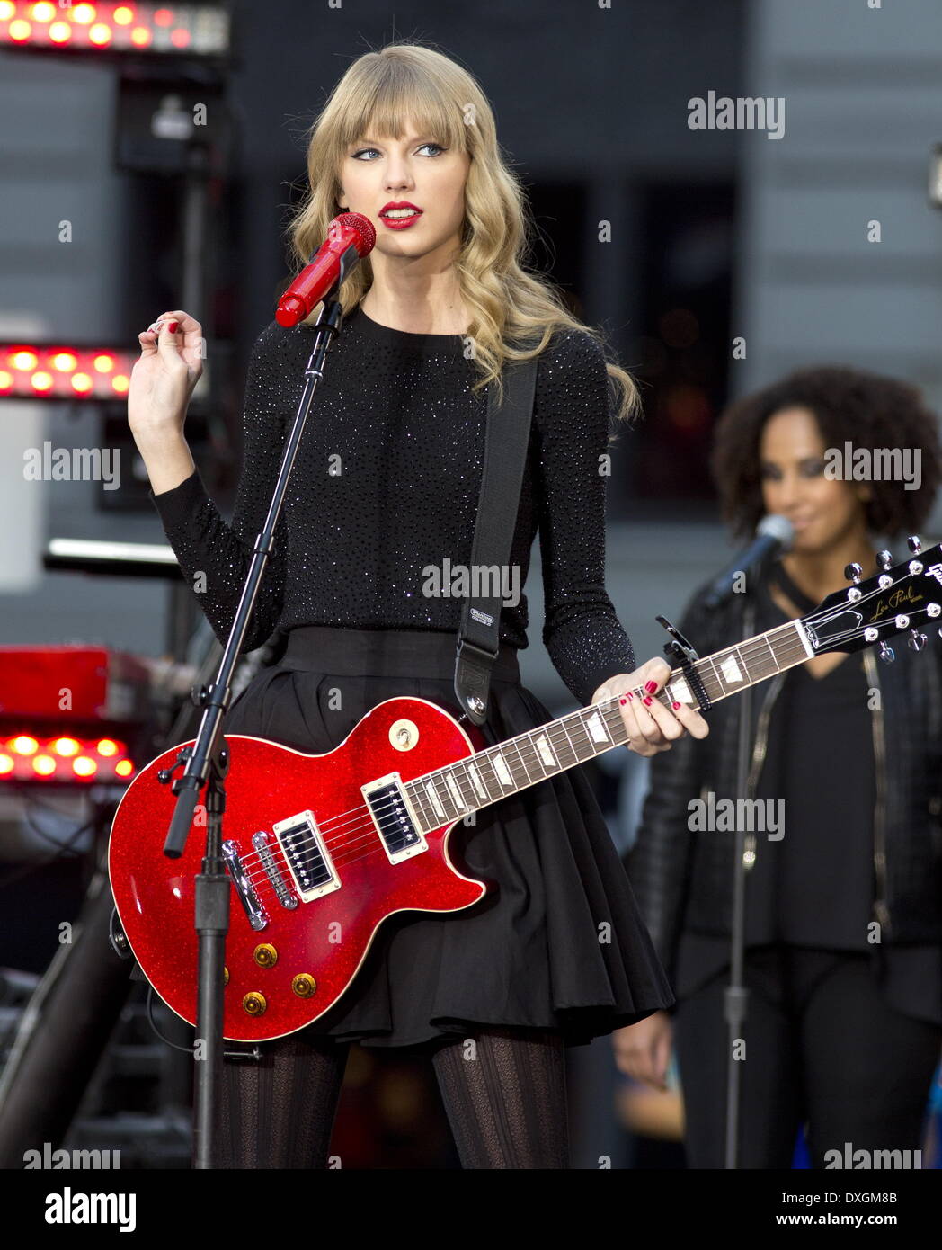 Taylor Swift performs in Times Square on ABC's 'Good Morning America ...
