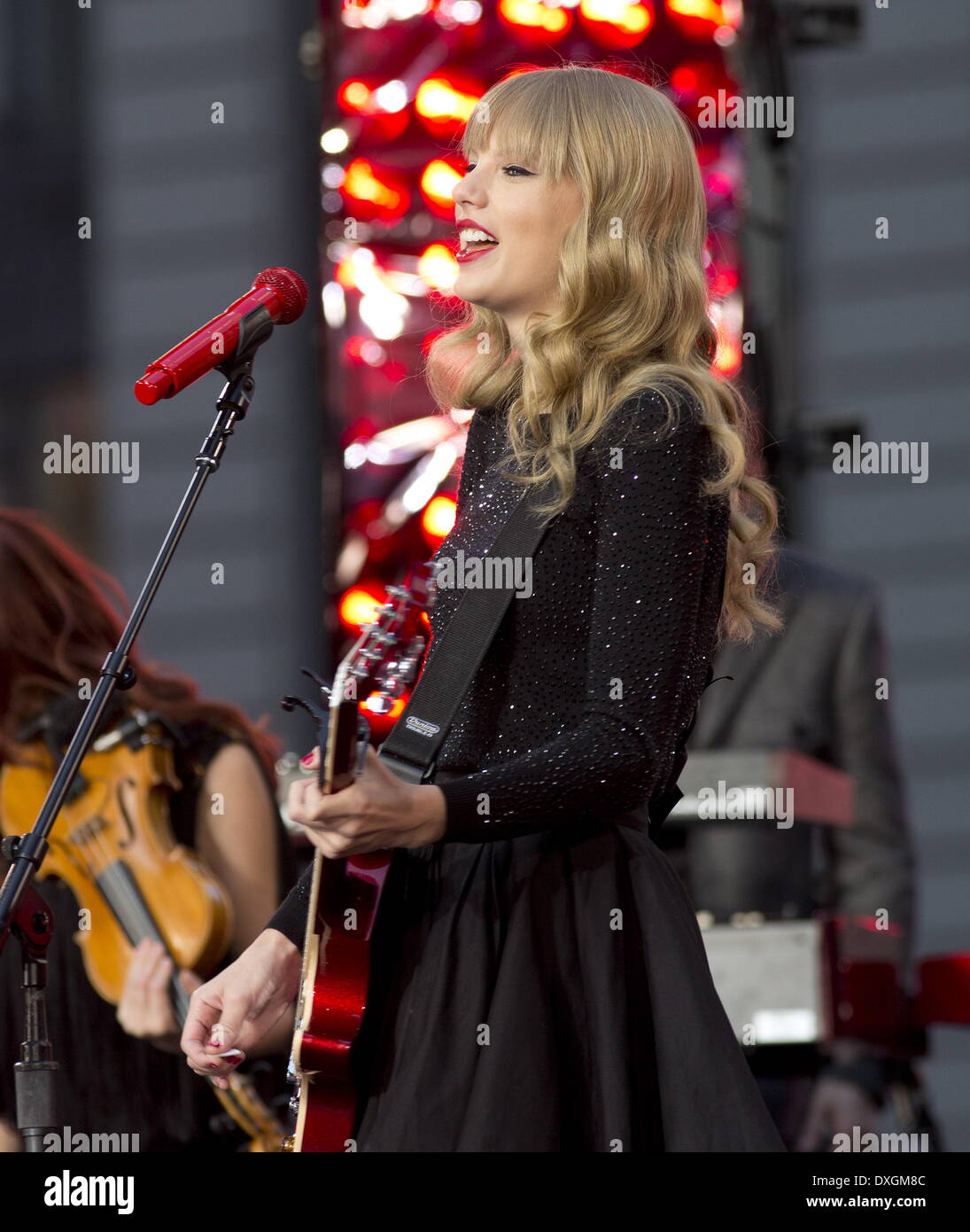 Taylor Swift performs in Times Square on ABC's 'Good Morning America ...