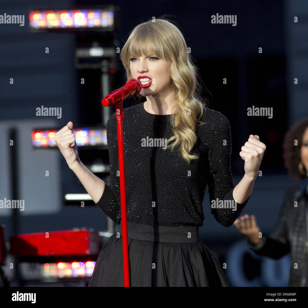 Taylor Swift performs in Times Square on ABC's 'Good Morning America ...
