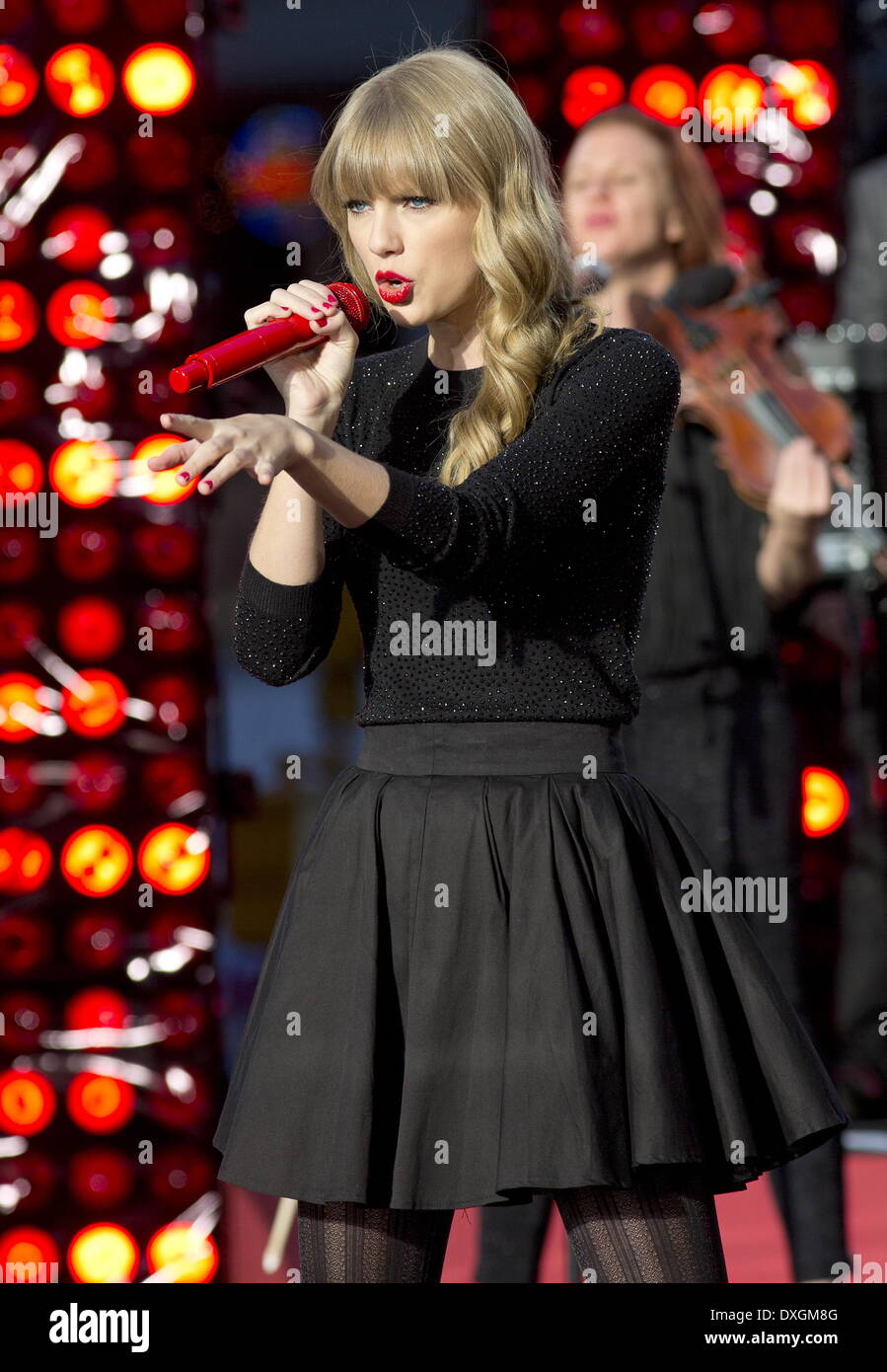 Taylor Swift performs in Times Square on ABC's 'Good Morning America ...