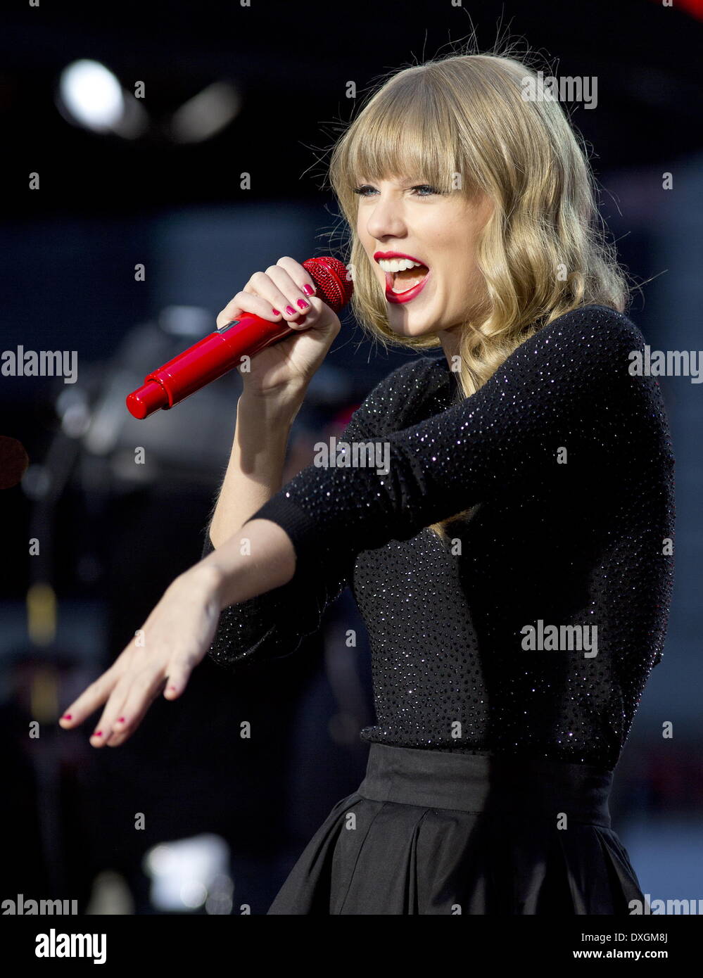 Taylor Swift performs in Times Square on ABC's 'Good Morning America ...