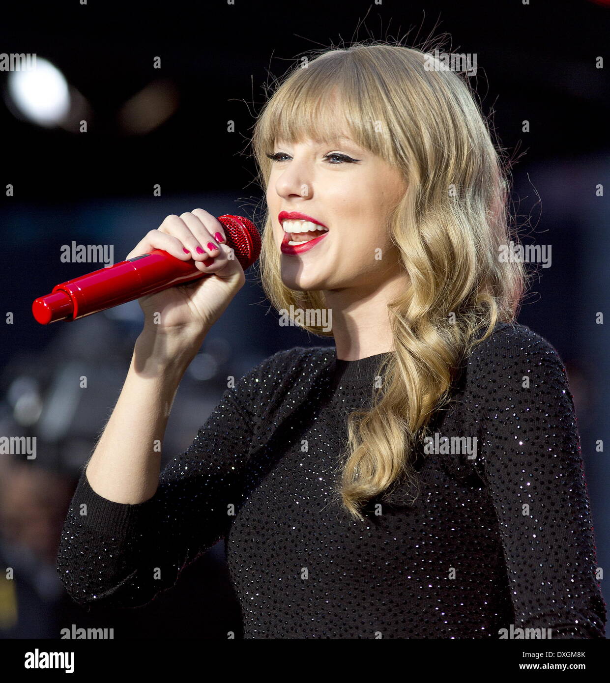 Taylor Swift performs in Times Square on ABC's 'Good Morning America ...