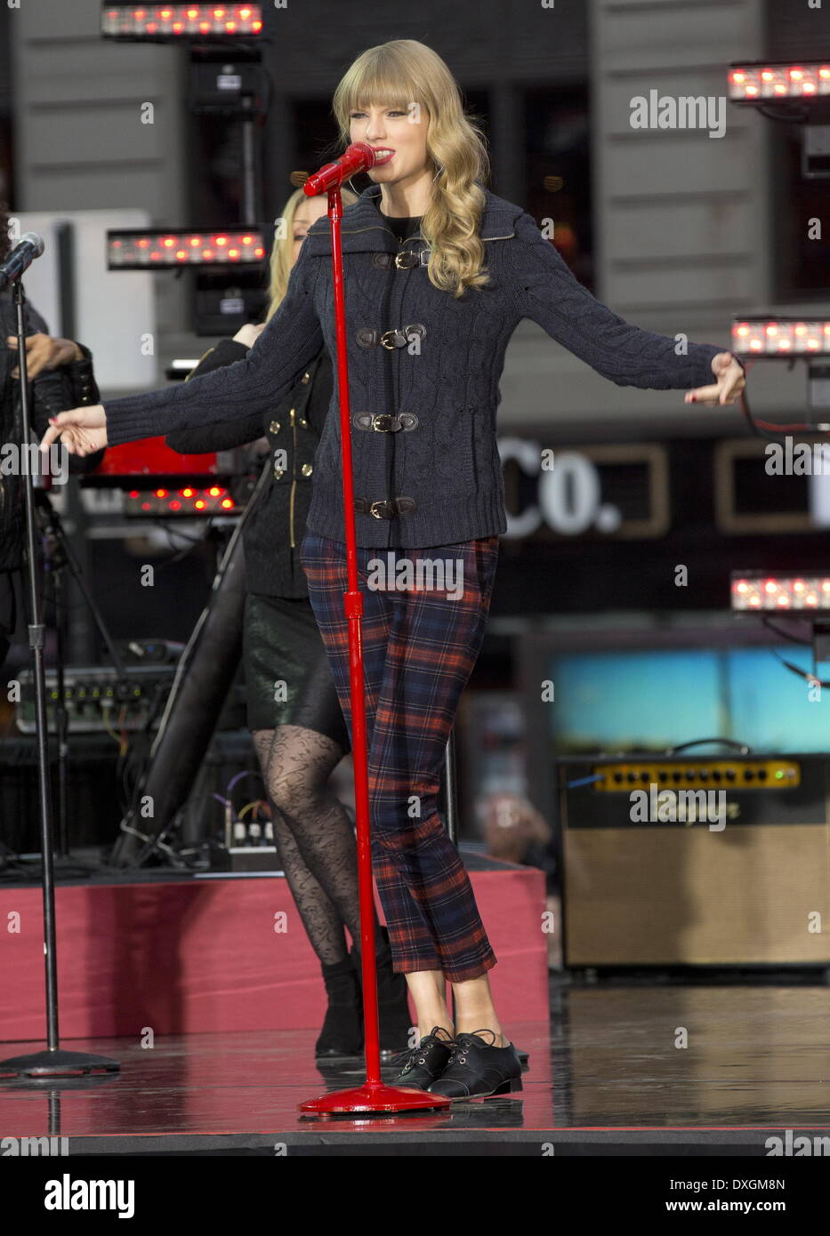 Taylor Swift performs in Times Square on ABC's 'Good Morning America ...