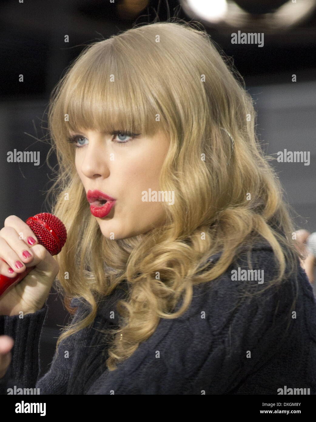 Taylor Swift performs in Times Square on ABC's 'Good Morning America ...