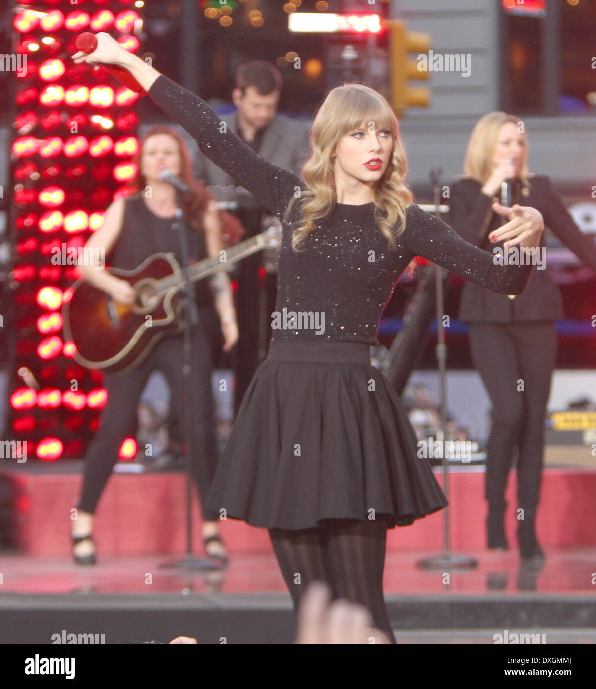 Taylor Swift performs in Times Square on ABC's 'Good Morning America ...