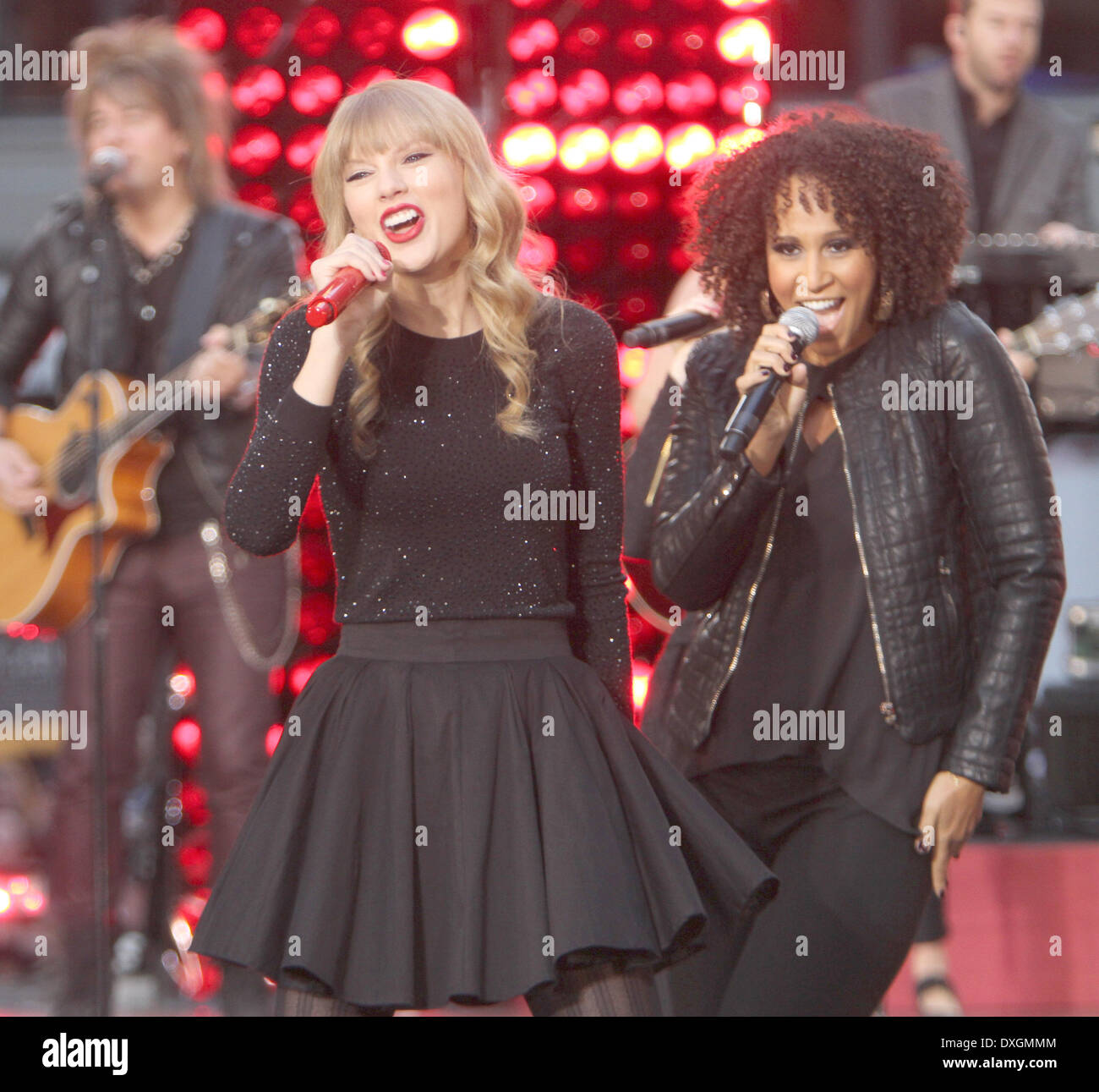 Taylor Swift performs in Times Square on ABC's 'Good Morning America ...