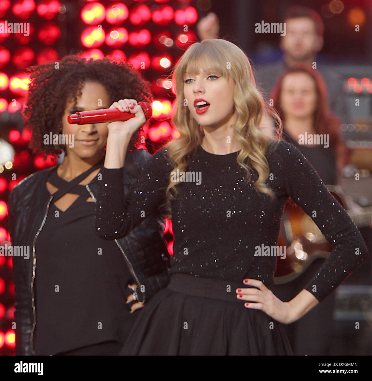 Taylor Swift performs in Times Square on ABC's 'Good Morning America ...